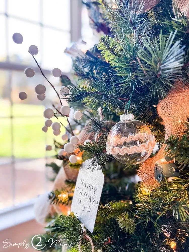 9 Easy Ideas to Decorate a Neutral Christmas Tree on a Budget