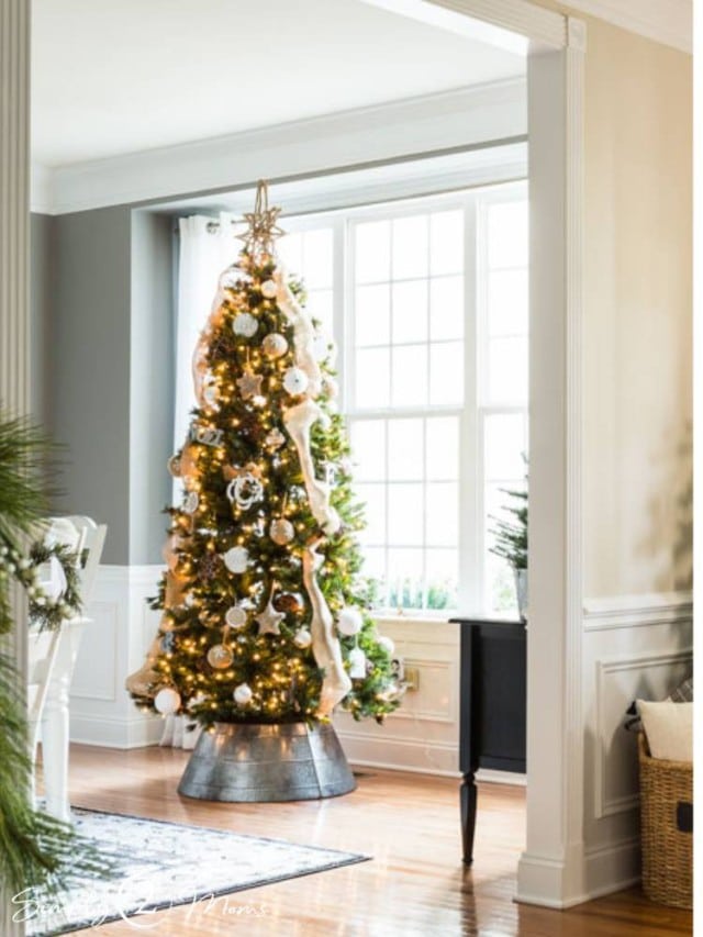 9 Easy Ideas to Decorate a Neutral Christmas Tree on a Budget