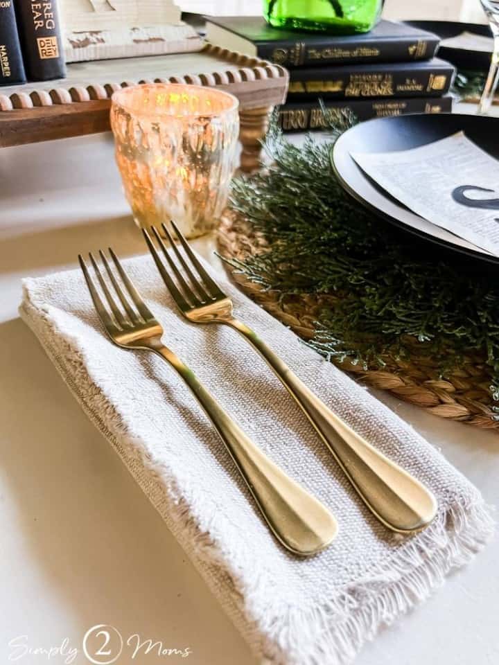 5 Easy Ideas to Create a Tablescape for a Book Club Gathering