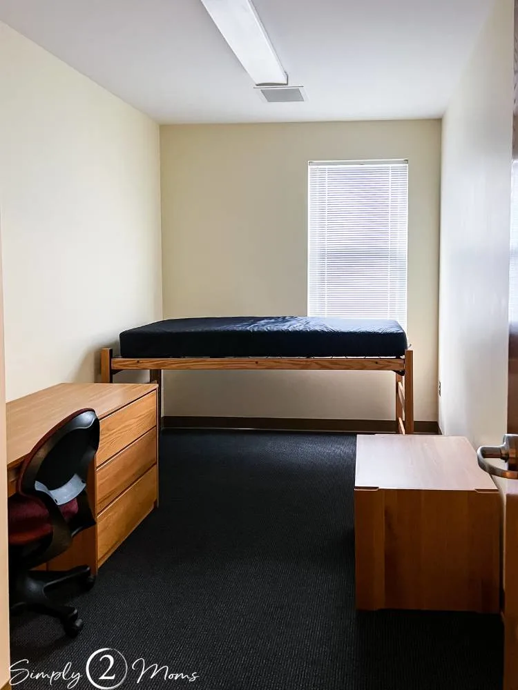 15 Cute and Affordable Ways To Style a Girl's College Dorm Room ...