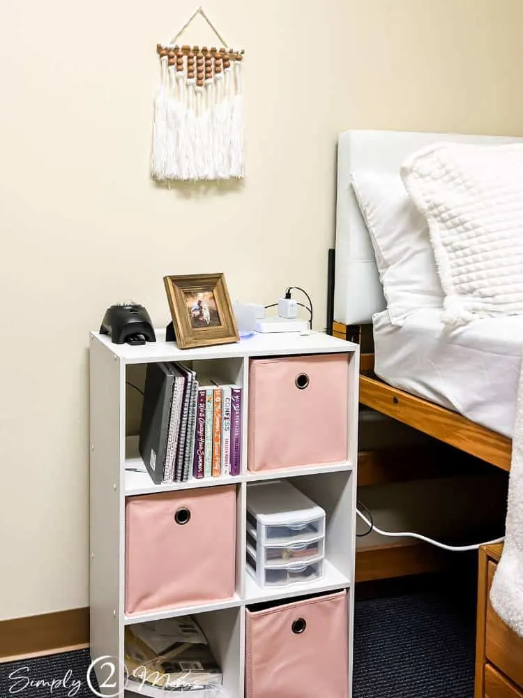 15 Cute and Affordable Ways To Style a Girl's College Dorm Room ...