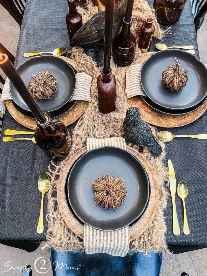 Spooktacular Tablescape: How to Decorate a Hauntingly Beautiful ...