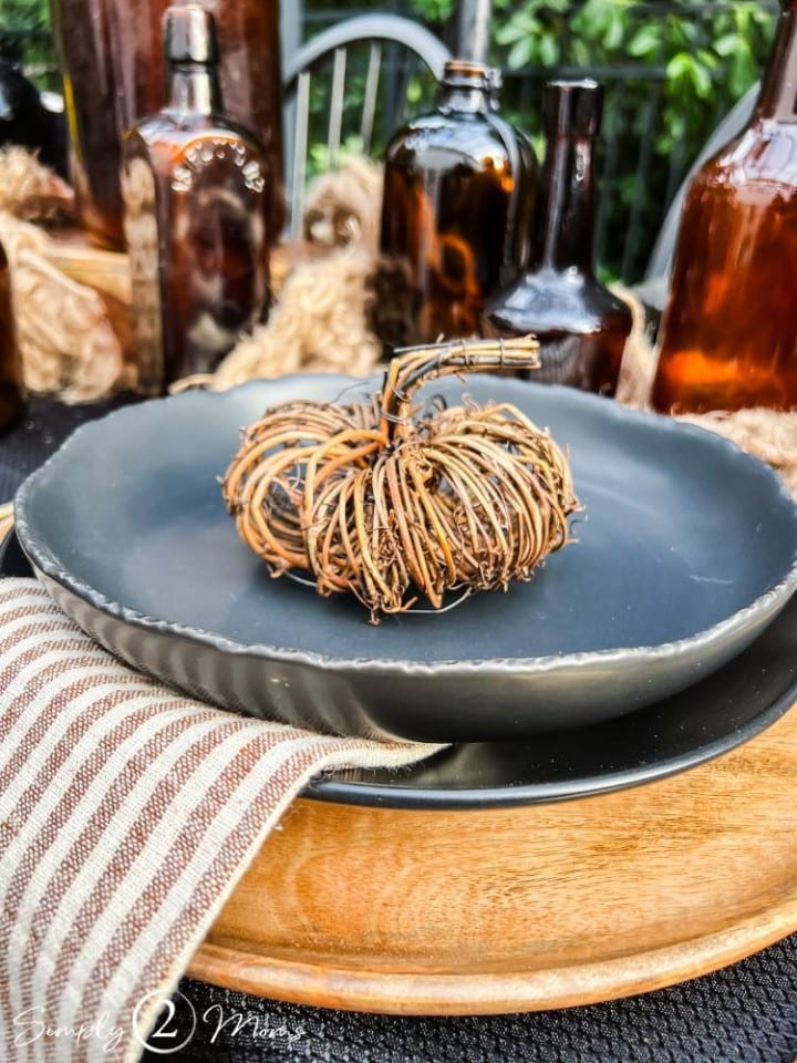 Spooktacular Tablescape: How to Decorate a Hauntingly Beautiful ...