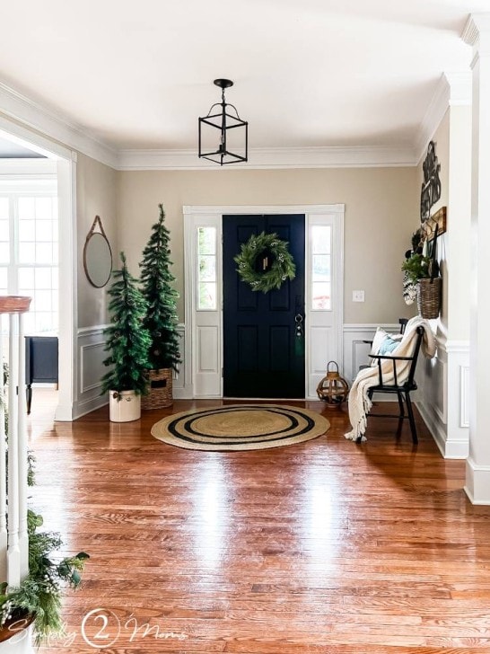 Festive Foyer Ideas: How to Decorate Your Entryway for Christmas ...
